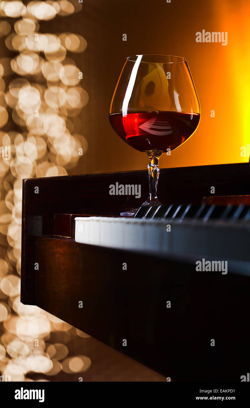 Glass piano whiskey alcohol hi-res stock photography and images - Alamy