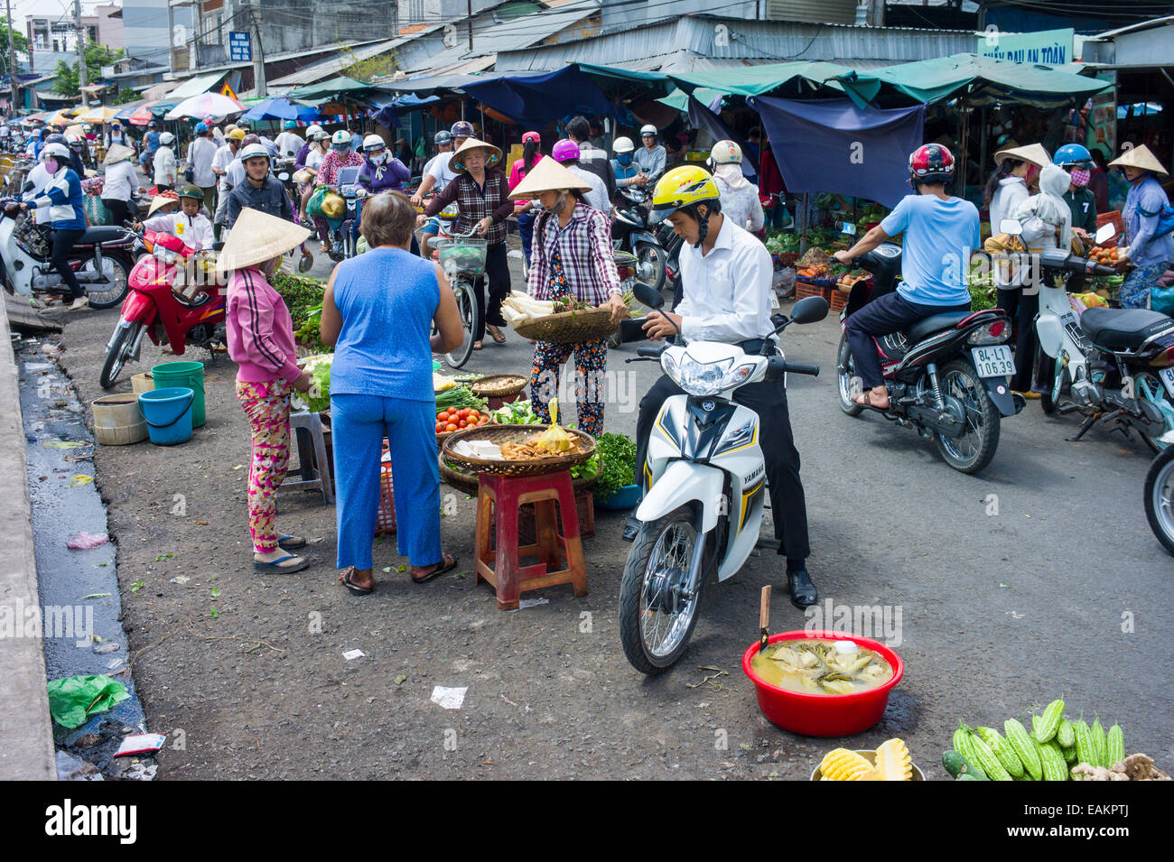 Vietnamese shoppers hi-res stock photography and images - Alamy
