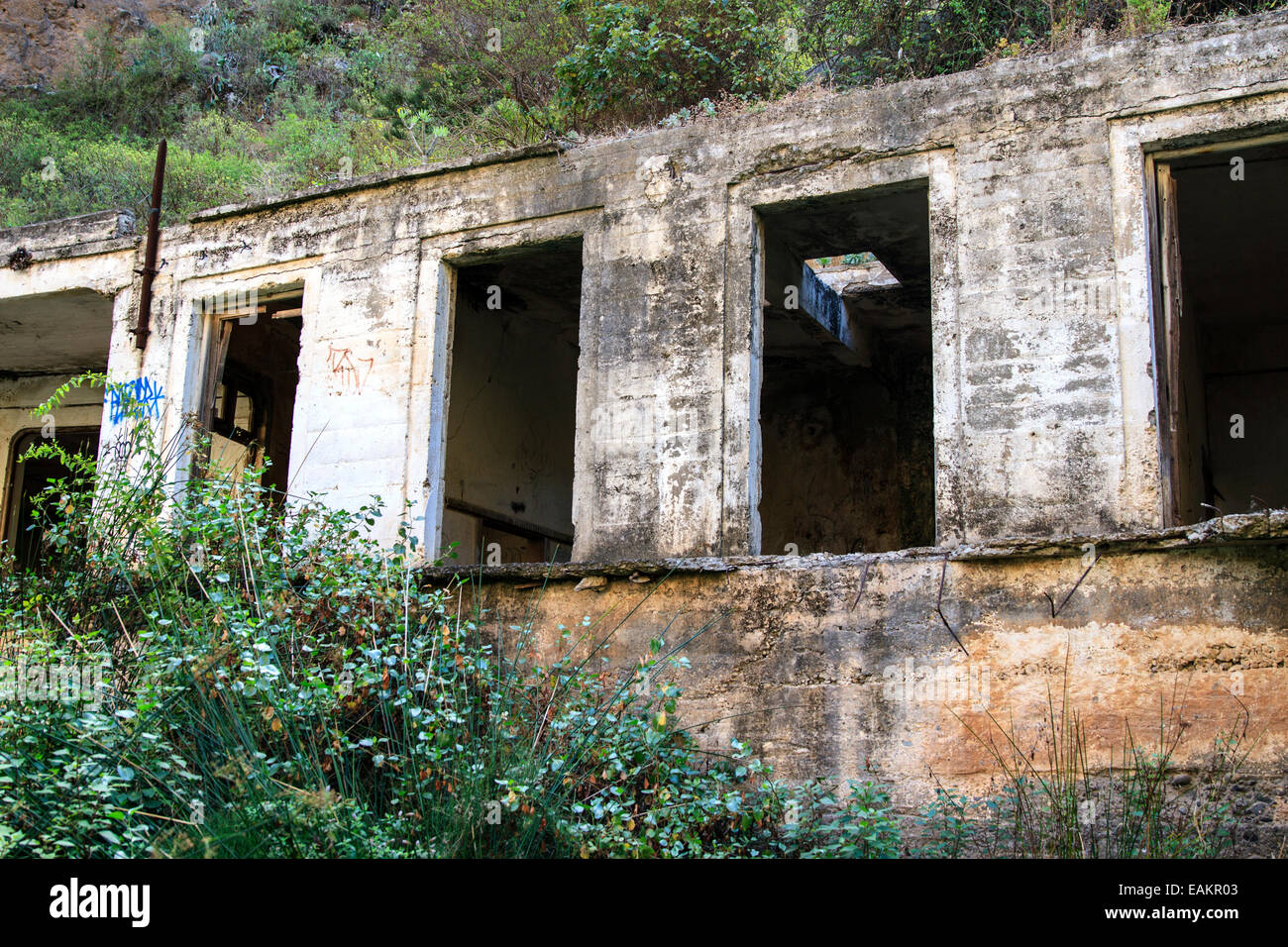 Broken down hotel hi-res stock photography and images - Alamy