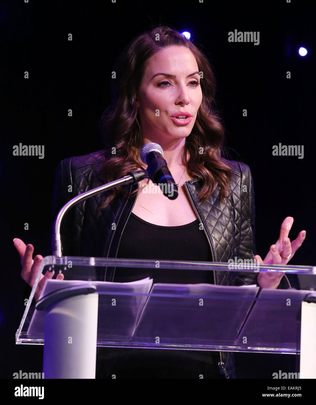 Comedienne Whitney Cummings Announces "Lipshtick" First Female Comedy ...