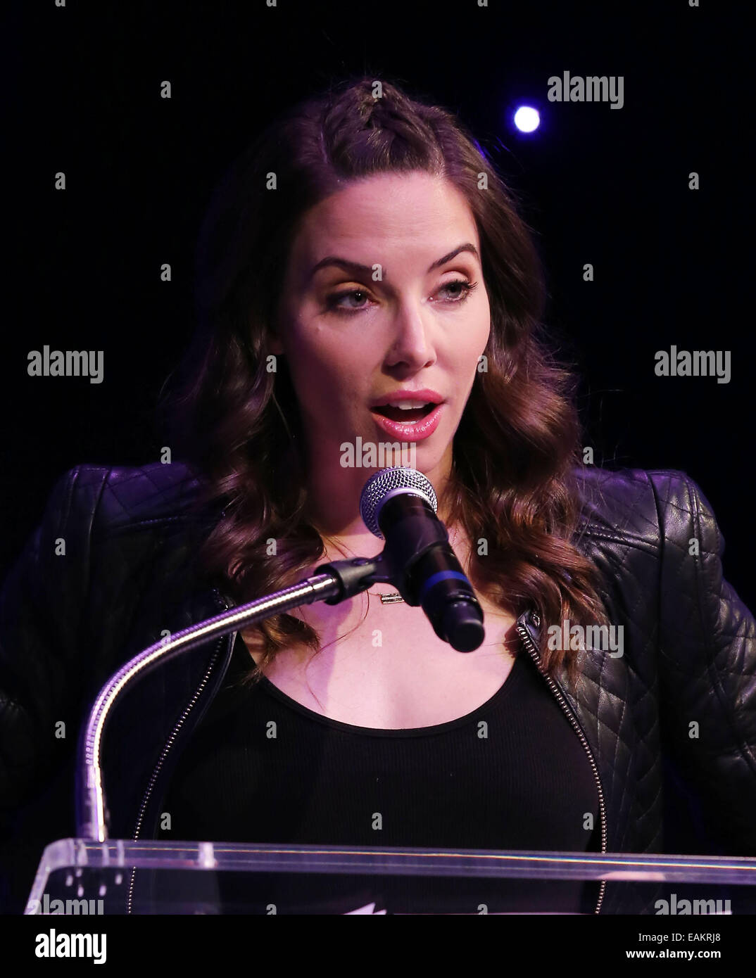 Comedienne Whitney Cummings Announces "Lipshtick" First Female Comedy ...