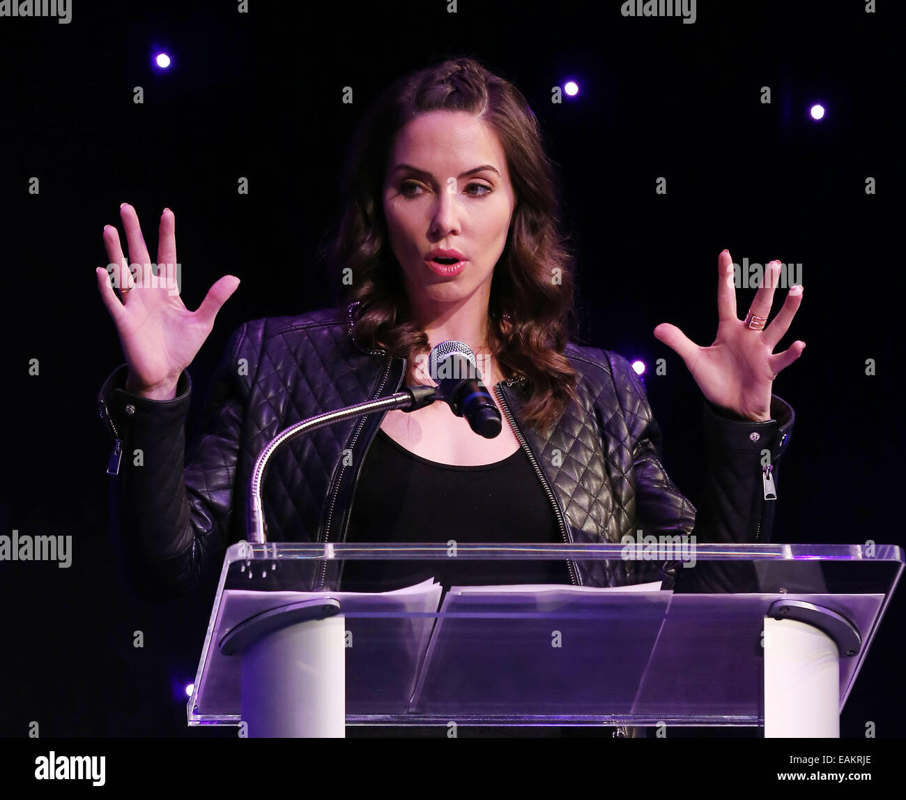 Comedienne Whitney Cummings Announces "Lipshtick" First Female Comedy ...