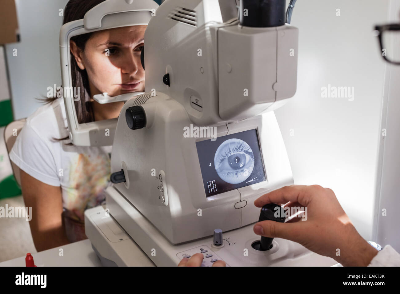 Retinal test equipment hi-res stock photography and images - Alamy