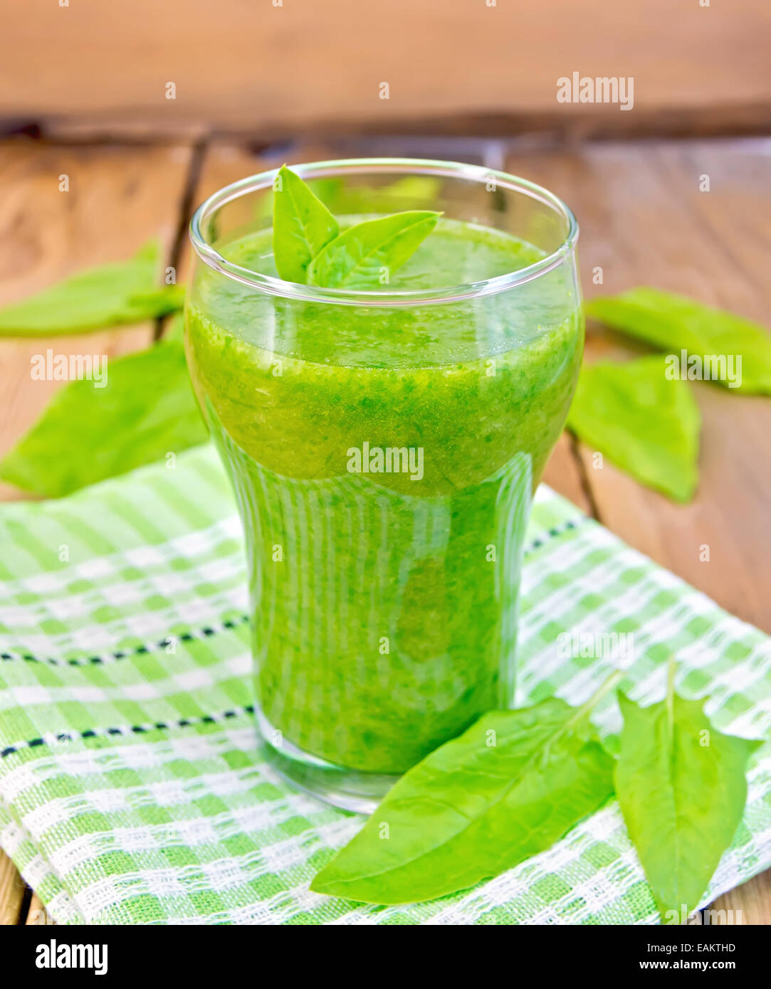 Cocktail with spinach on the board Stock Photo - Alamy