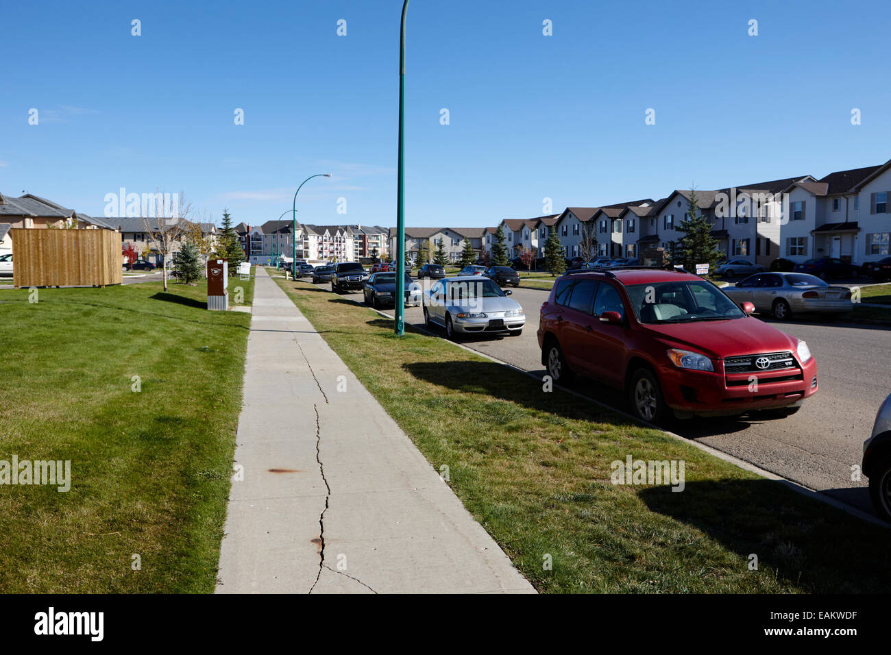 Empty sidewalk hi-res stock photography and images - Alamy
