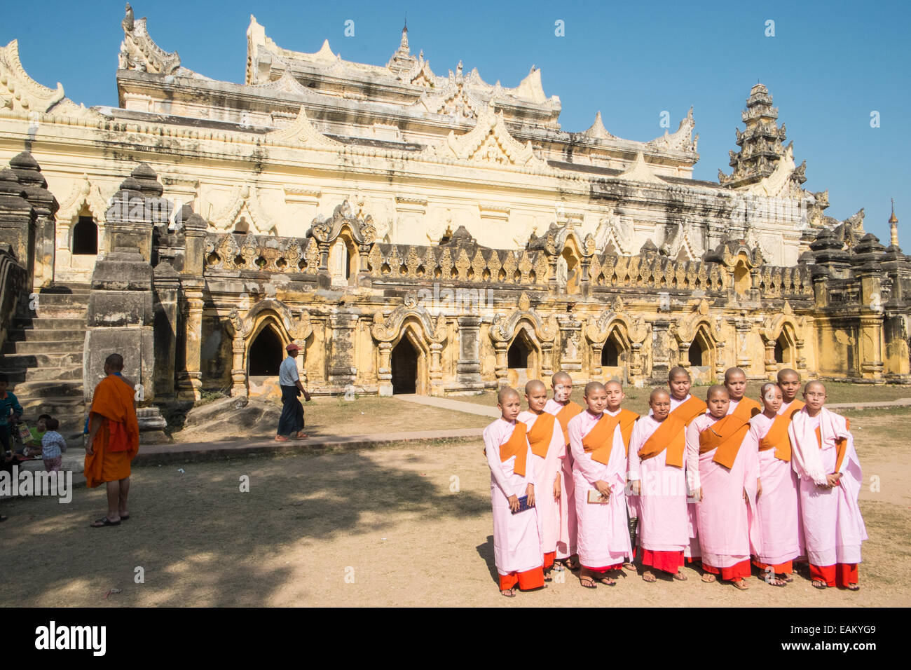 Myanmar buddhist monks and nuns hi-res stock photography and images - Alamy