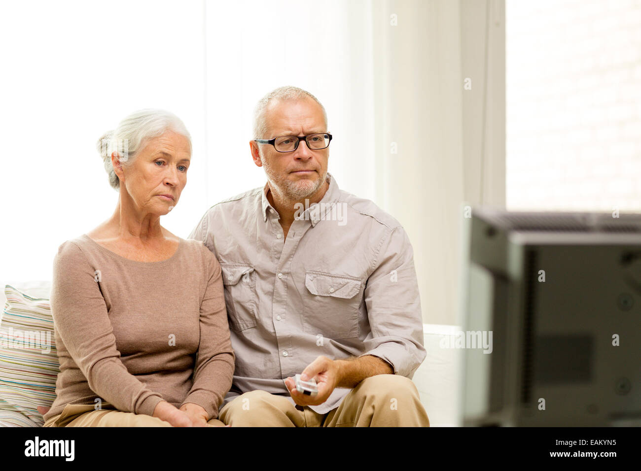 Pensioners watching tv hi-res stock photography and images - Alamy