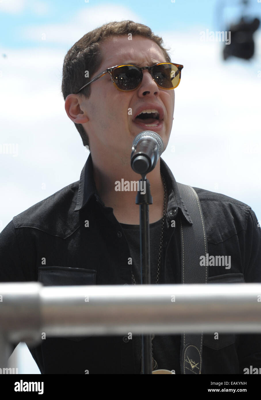 Cris Cab Rehearsing for the Grand Journal TV Show Featuring: Cris Cab ...