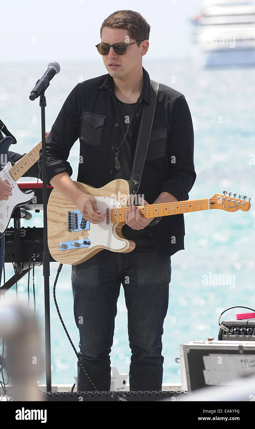 Cris Cab Rehearsing for the Grand Journal TV Show Featuring: Cris Cab ...