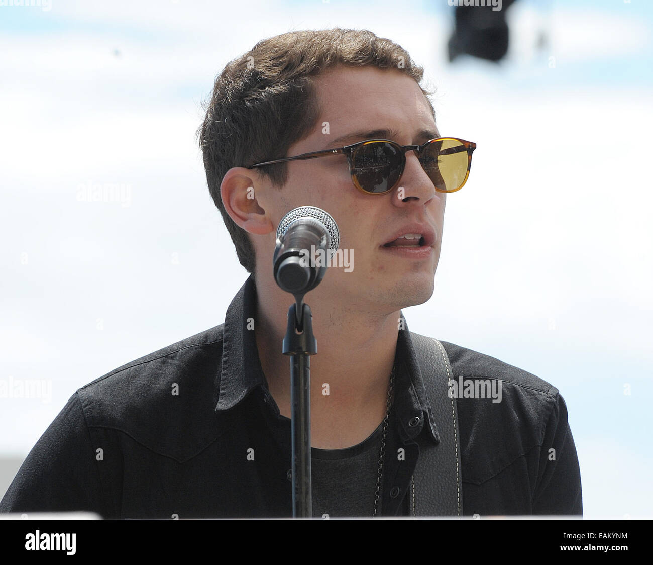 Cris Cab Rehearsing for the Grand Journal TV Show Featuring: Cris Cab ...