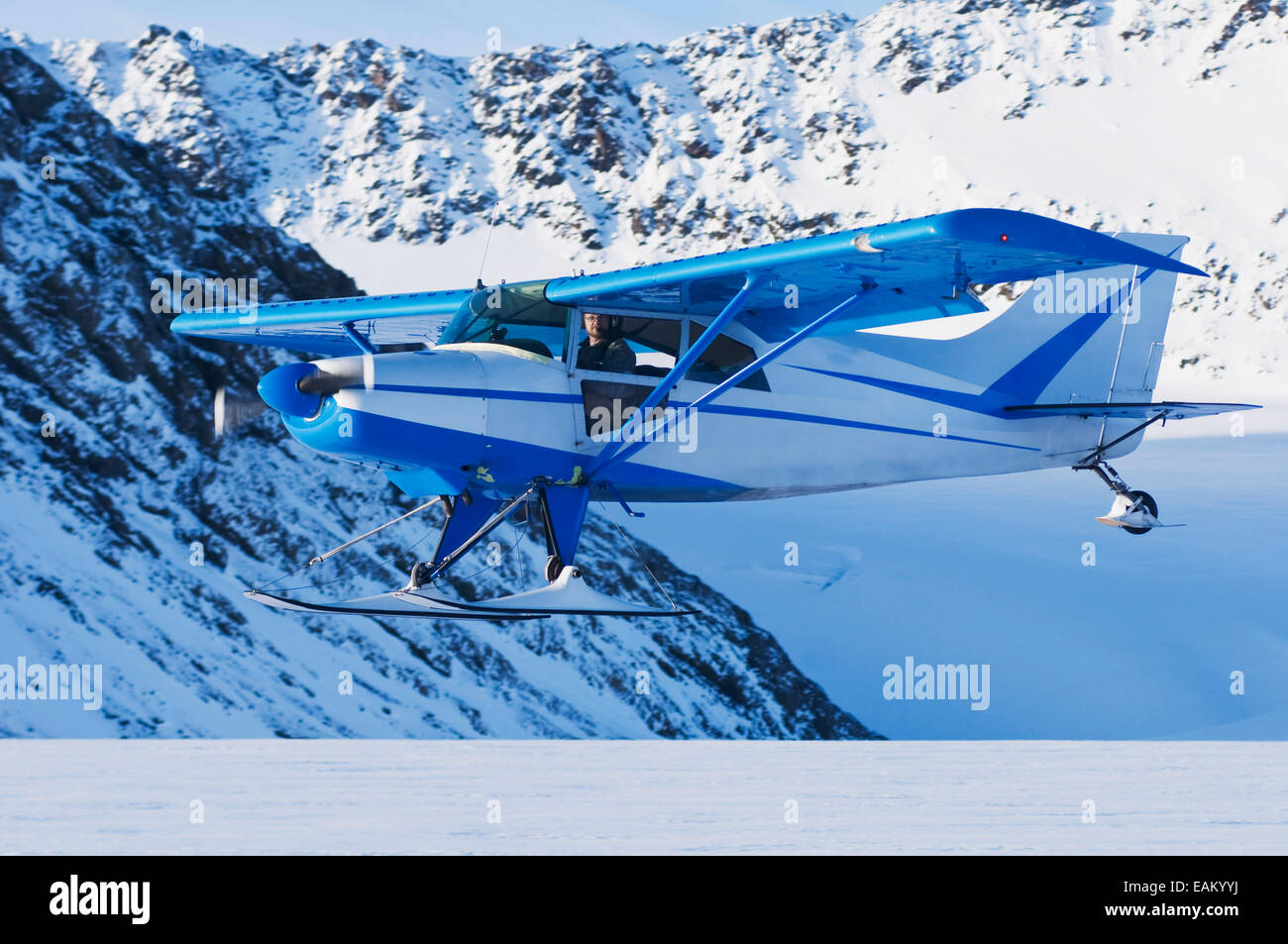 Small plane flying over alaska mountain hi-res stock photography and ...
