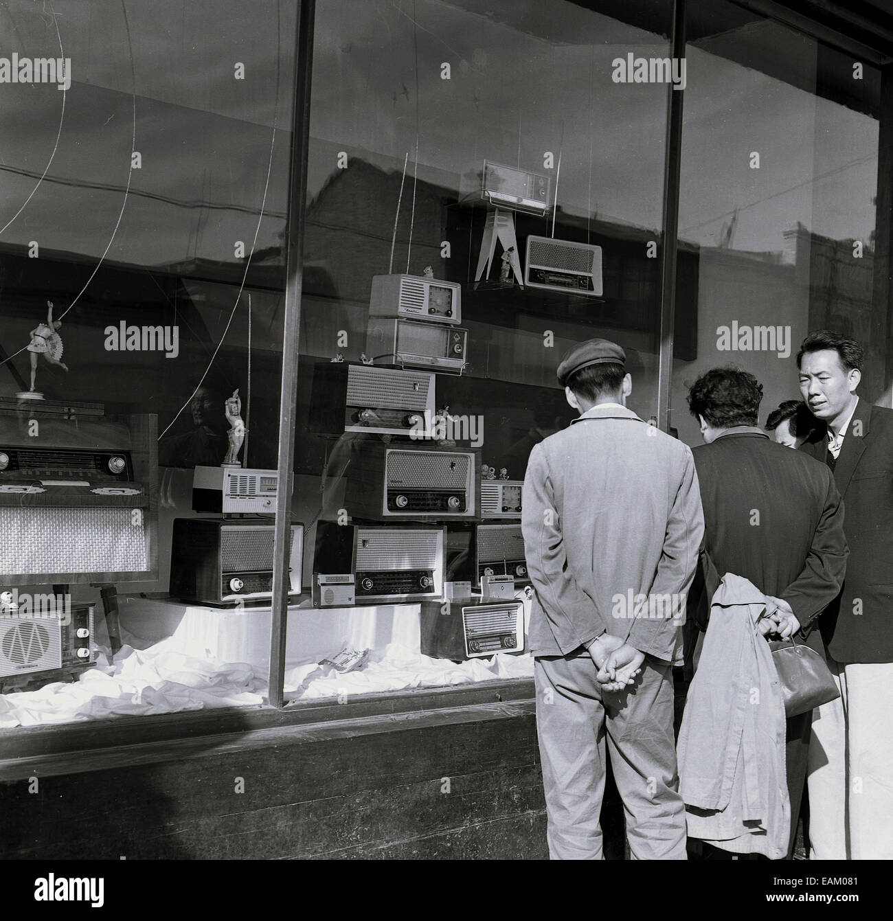 1950s, Historical, people looking at the window display of a retail ...