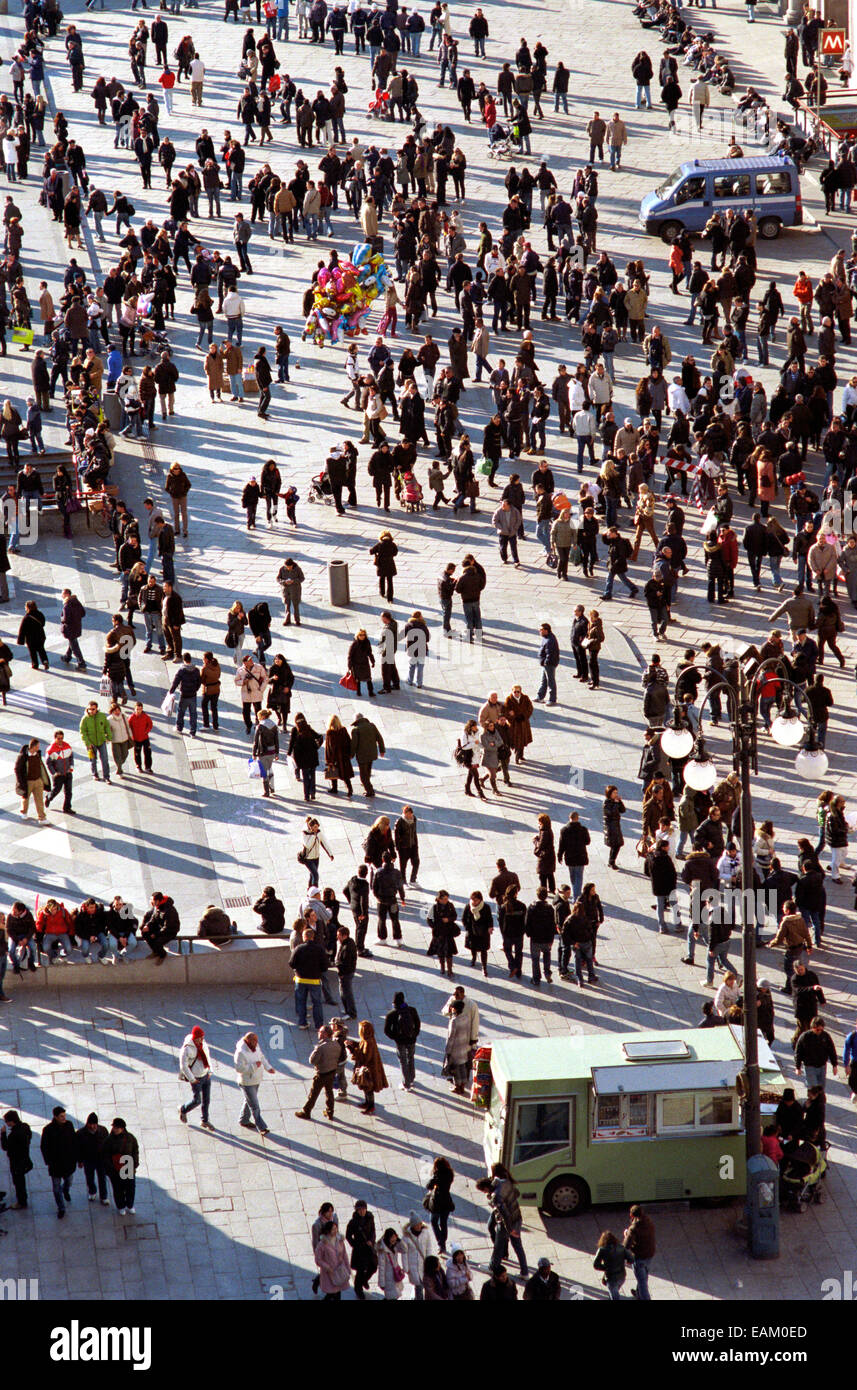 Crowded piazza duomo hi-res stock photography and images - Alamy