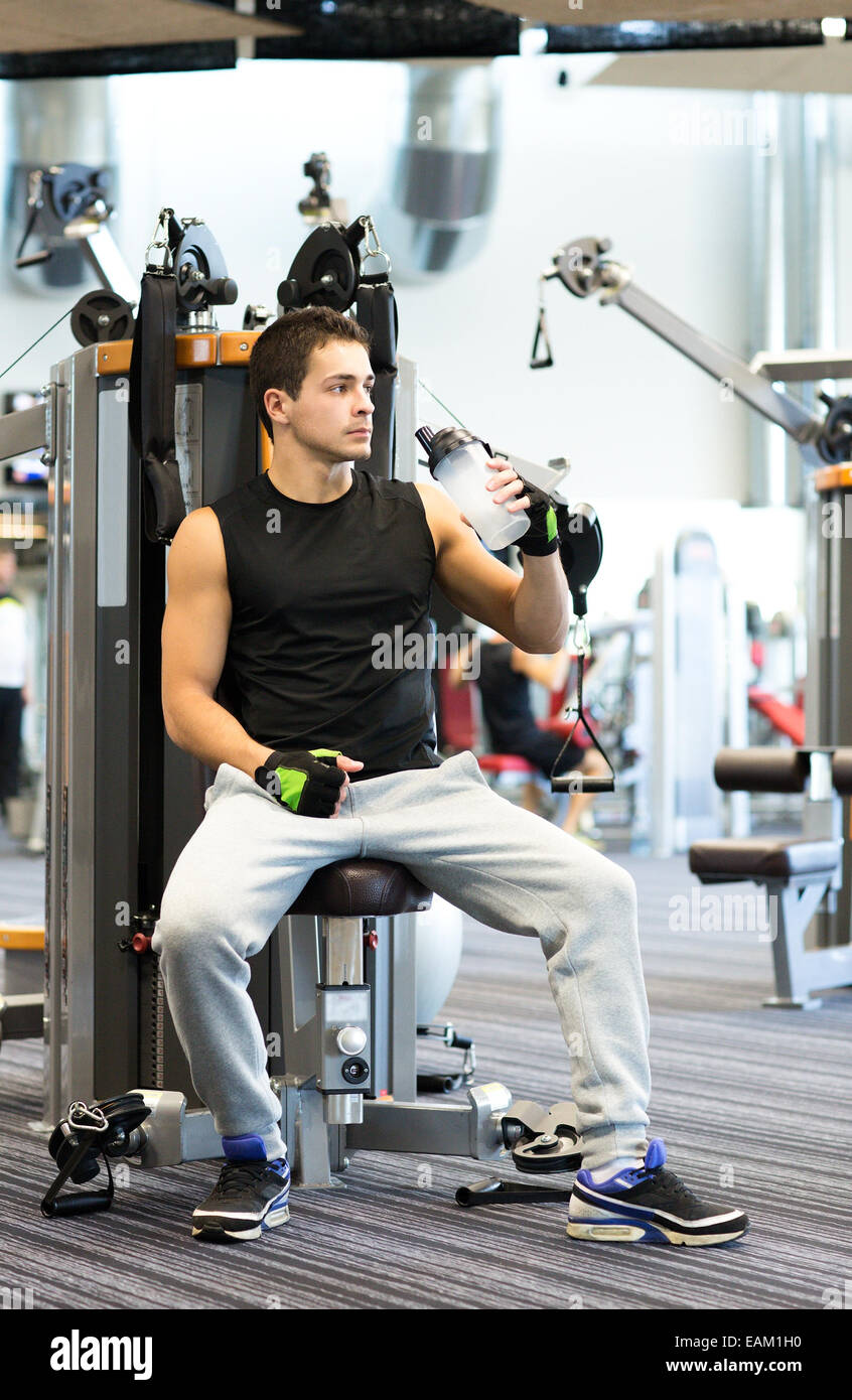 man exercising on gym machine Stock Photo - Alamy