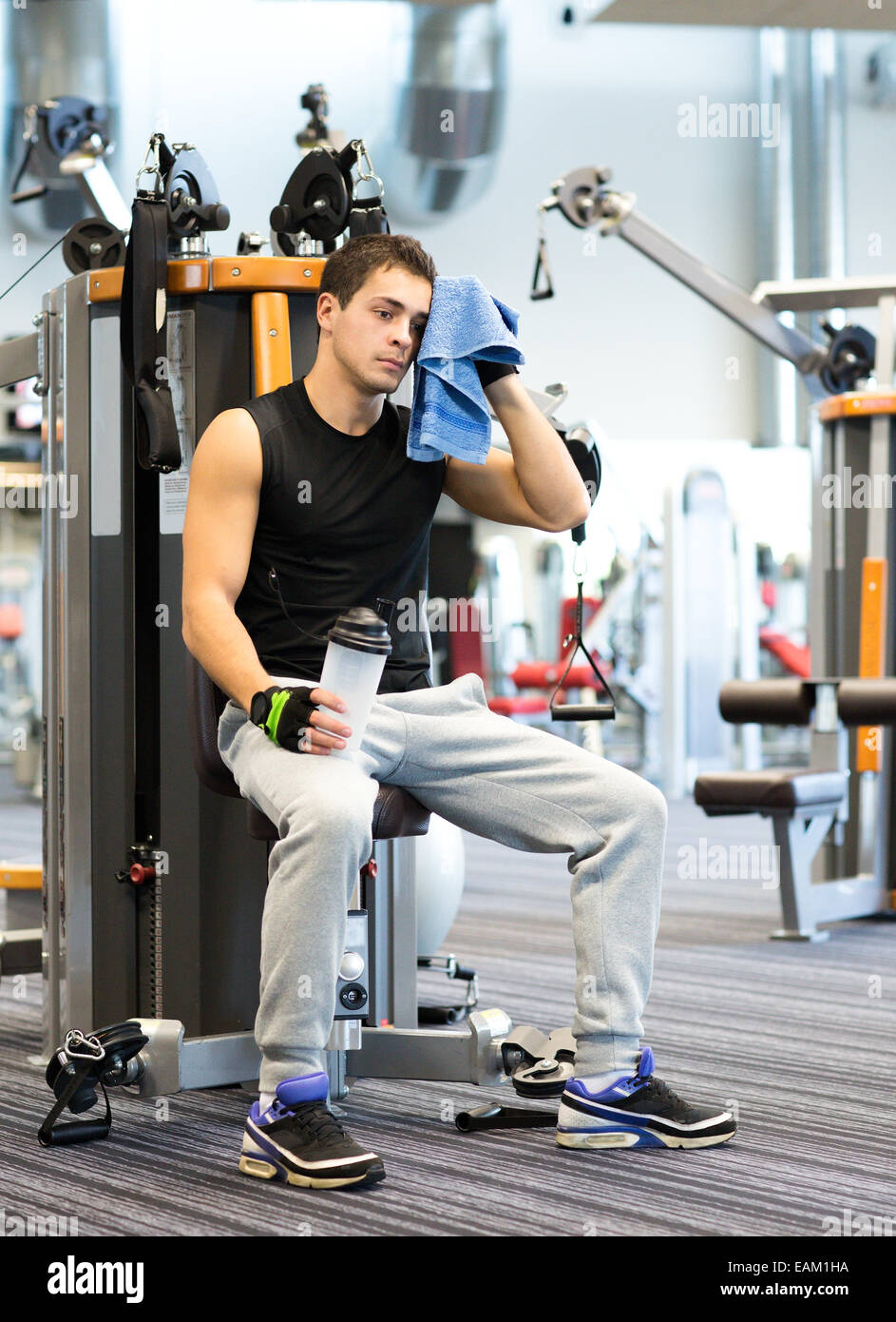 man exercising on gym machine Stock Photo - Alamy