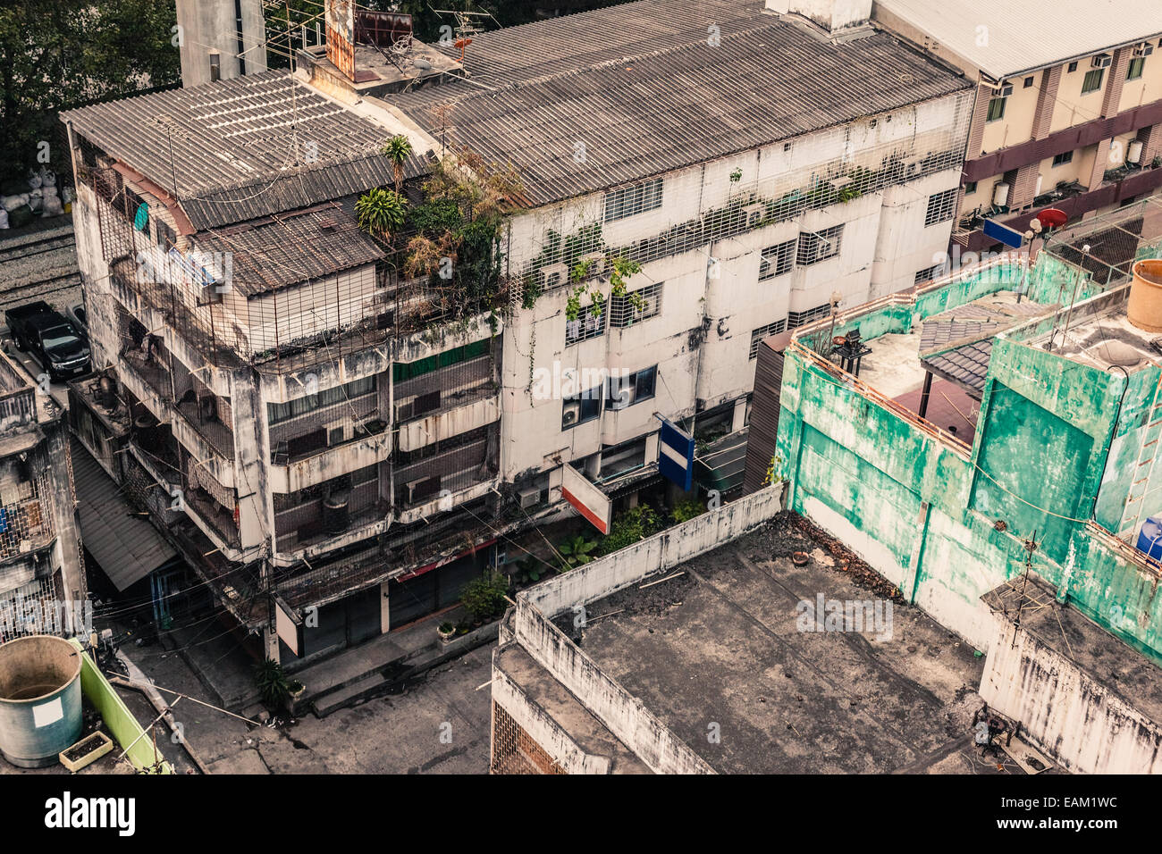 Poor home or slums facade in Bangkok city, Thailand Stock Photo - Alamy