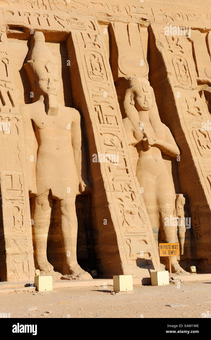 Egypt statues of rameses ii and his wife nefertari hi-res stock ...