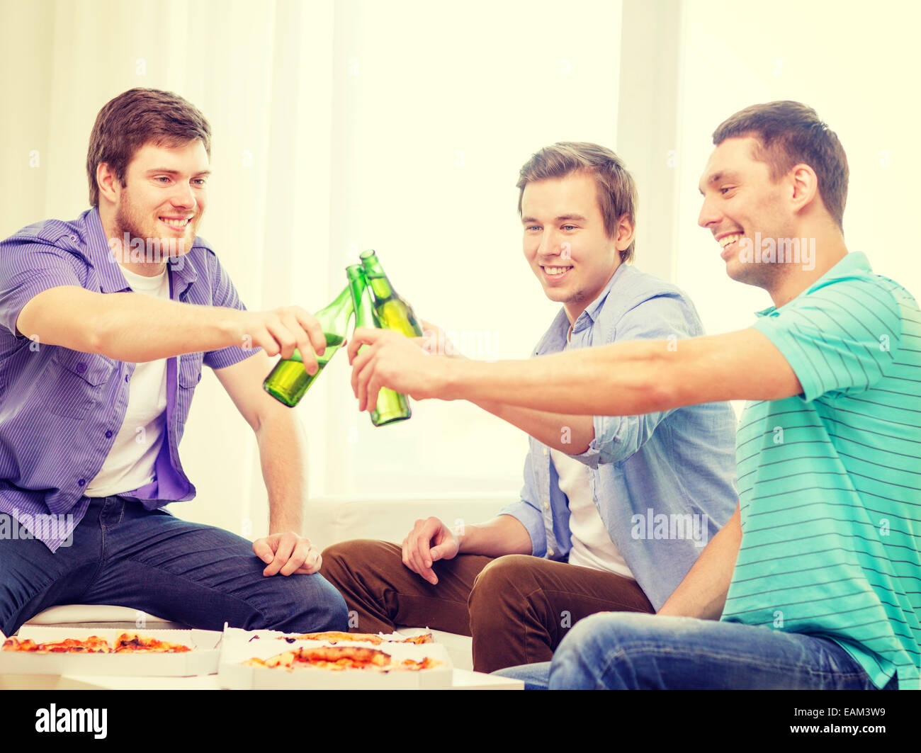 smiling friends with beer and pizza hanging out Stock Photo - Alamy