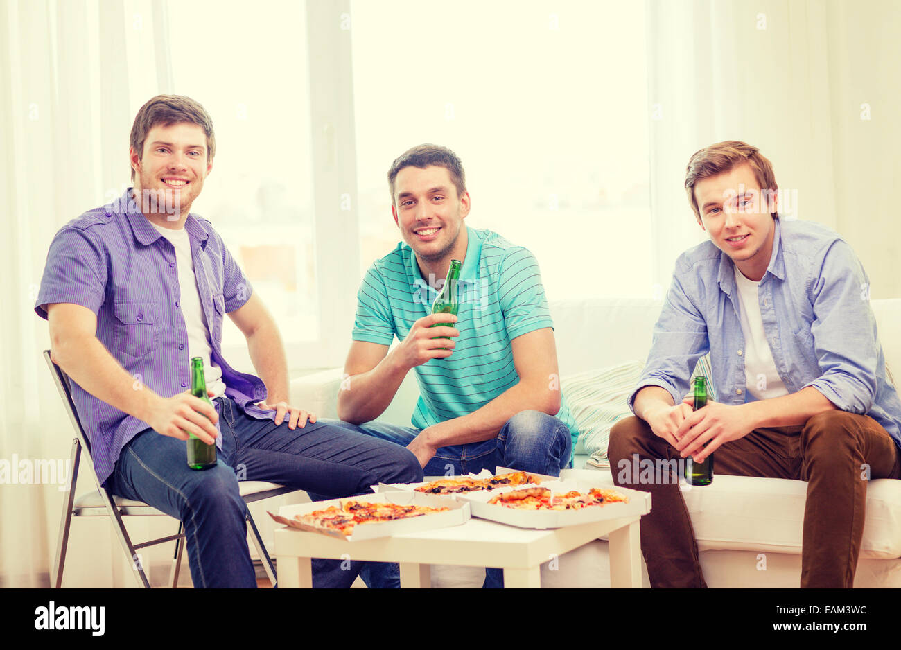 smiling friends with beer and pizza hanging out Stock Photo - Alamy