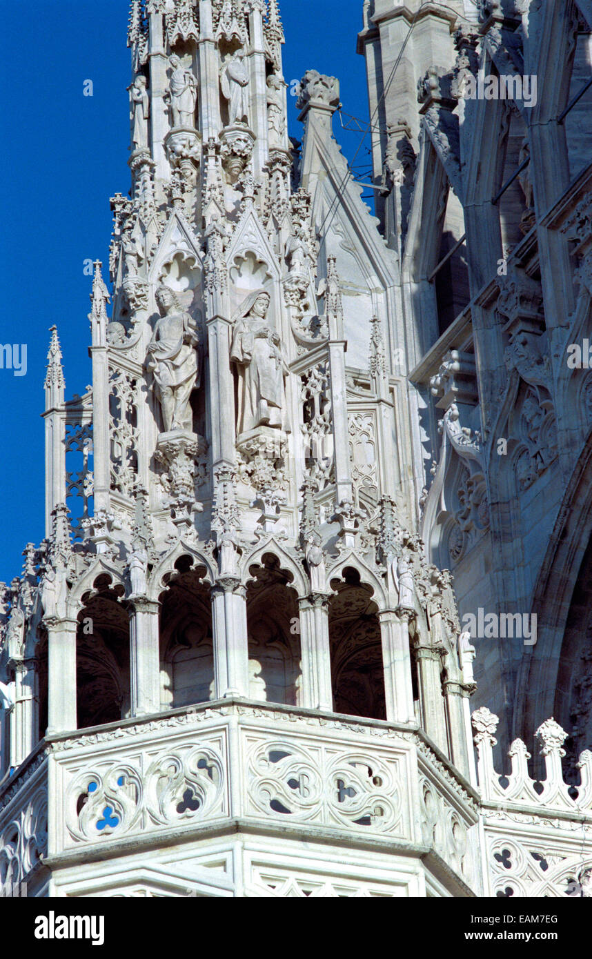 Spire of milan hi-res stock photography and images - Alamy