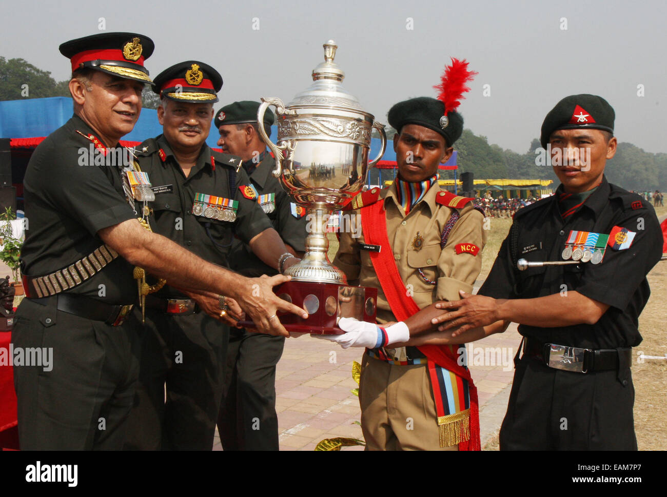 Lt Gen Raman Dhawan, GOC Bengal Area giving away Best Overall ...