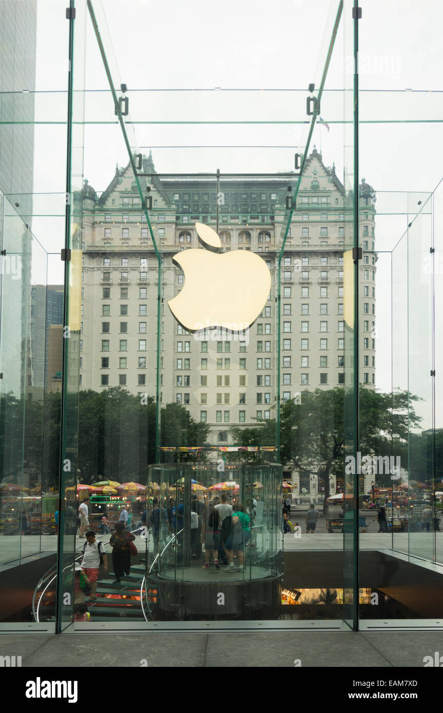 Apple store window in New York City NYC Stock Photo - Alamy