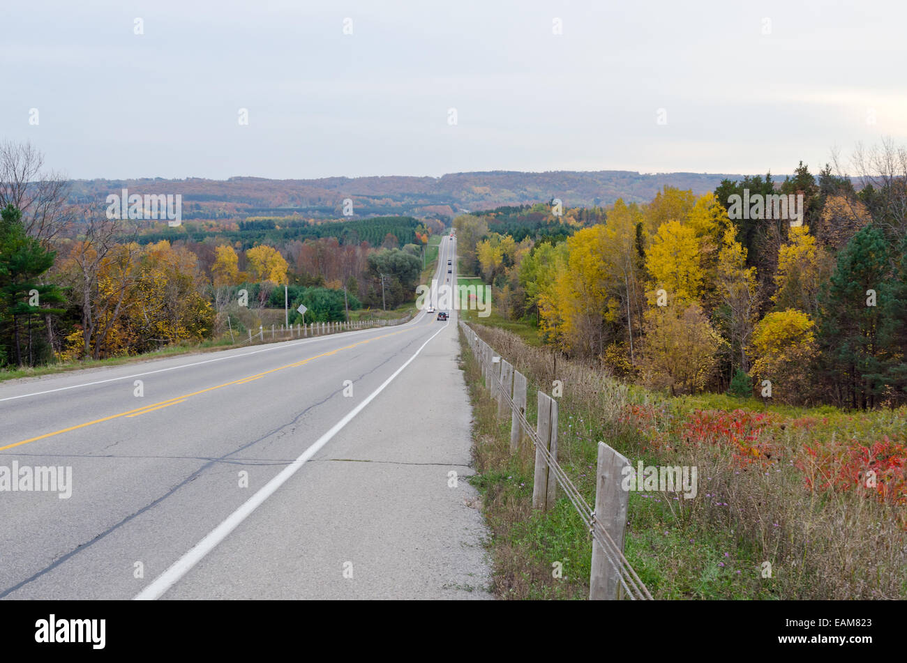 Asphalt road central white hi-res stock photography and images - Alamy