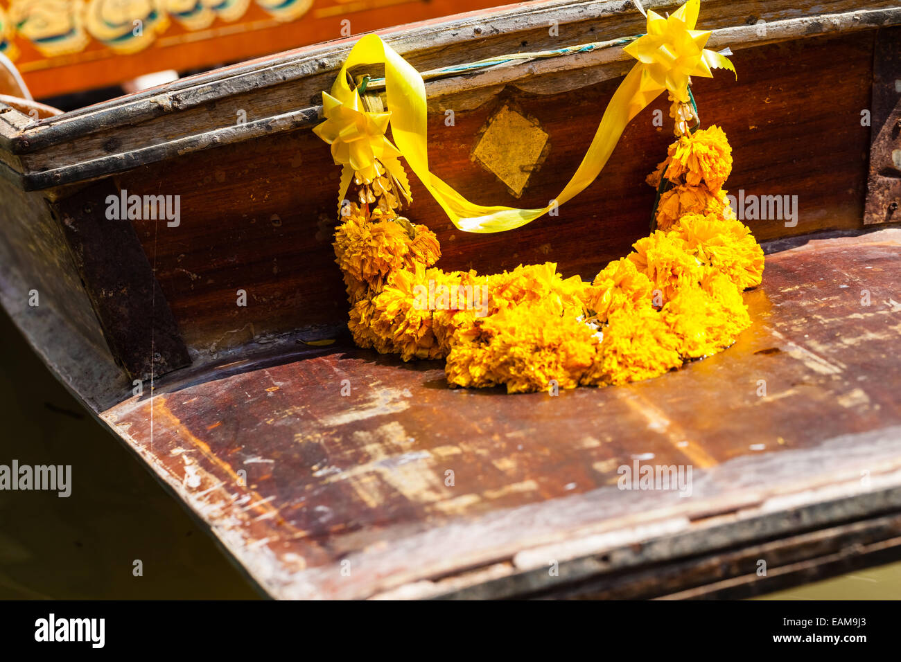 Marigold garland hi-res stock photography and images - Alamy