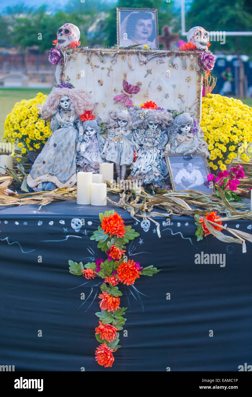 Traditional Mexican altar installation at the Dia De Los Muertos ...