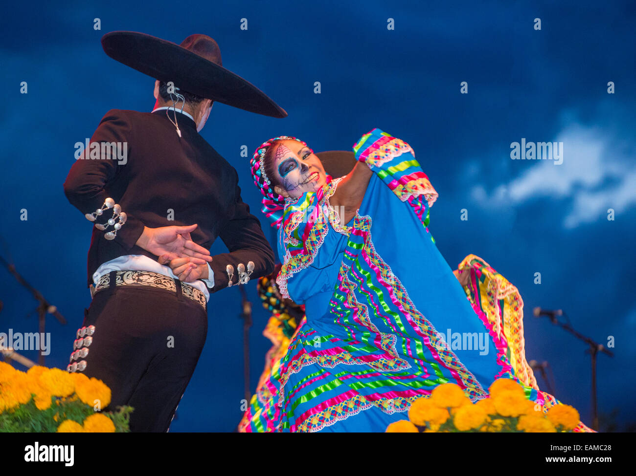 Day of the dead dancers mexico hi-res stock photography and images - Alamy