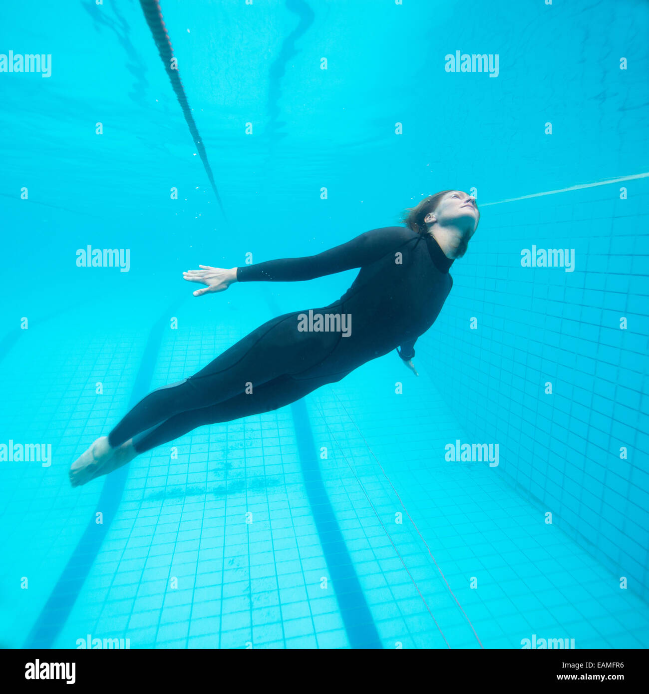 Woman swimming underwater wetsuit hi-res stock photography and images ...