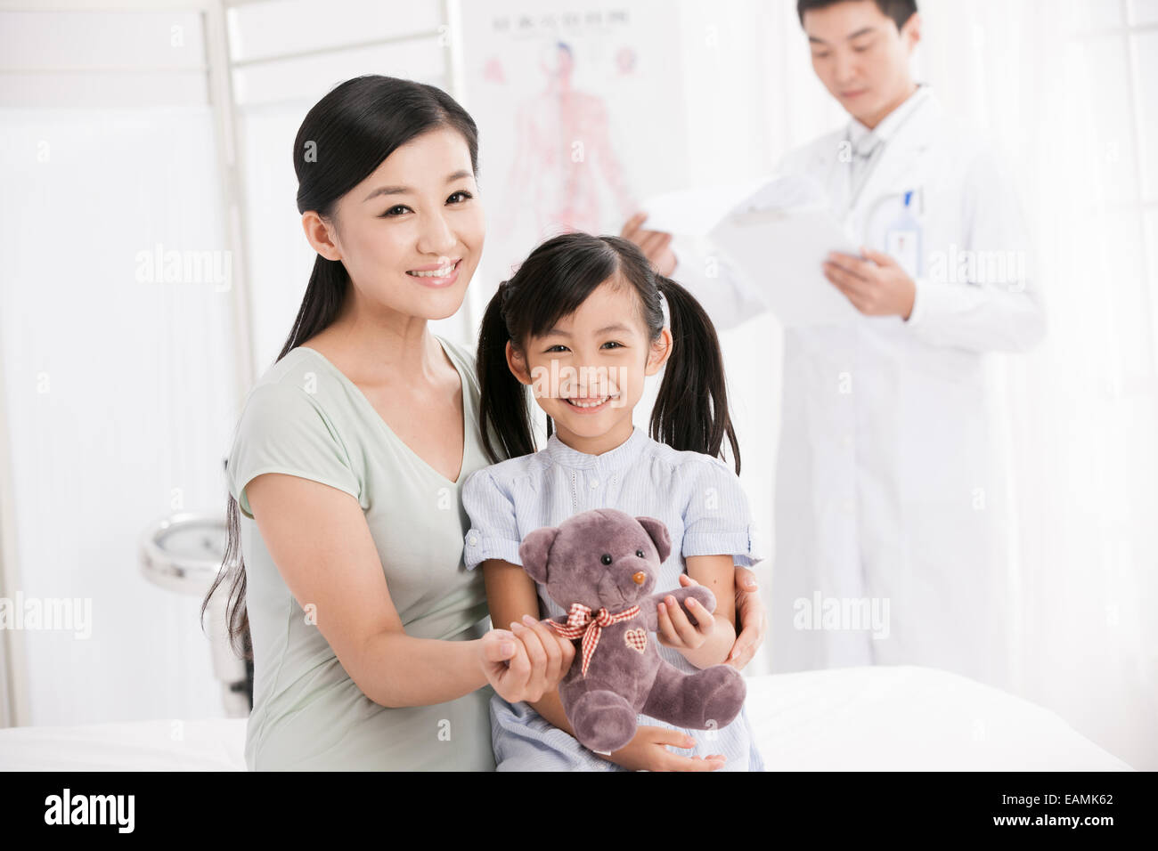 Doctor hug patient hi-res stock photography and images - Alamy