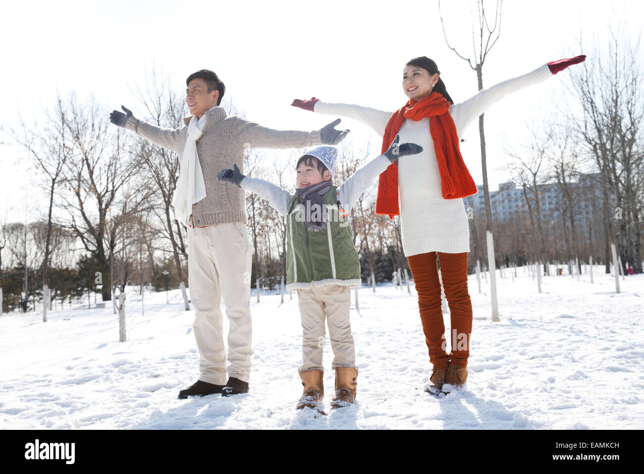Family playing snow hi-res stock photography and images - Alamy