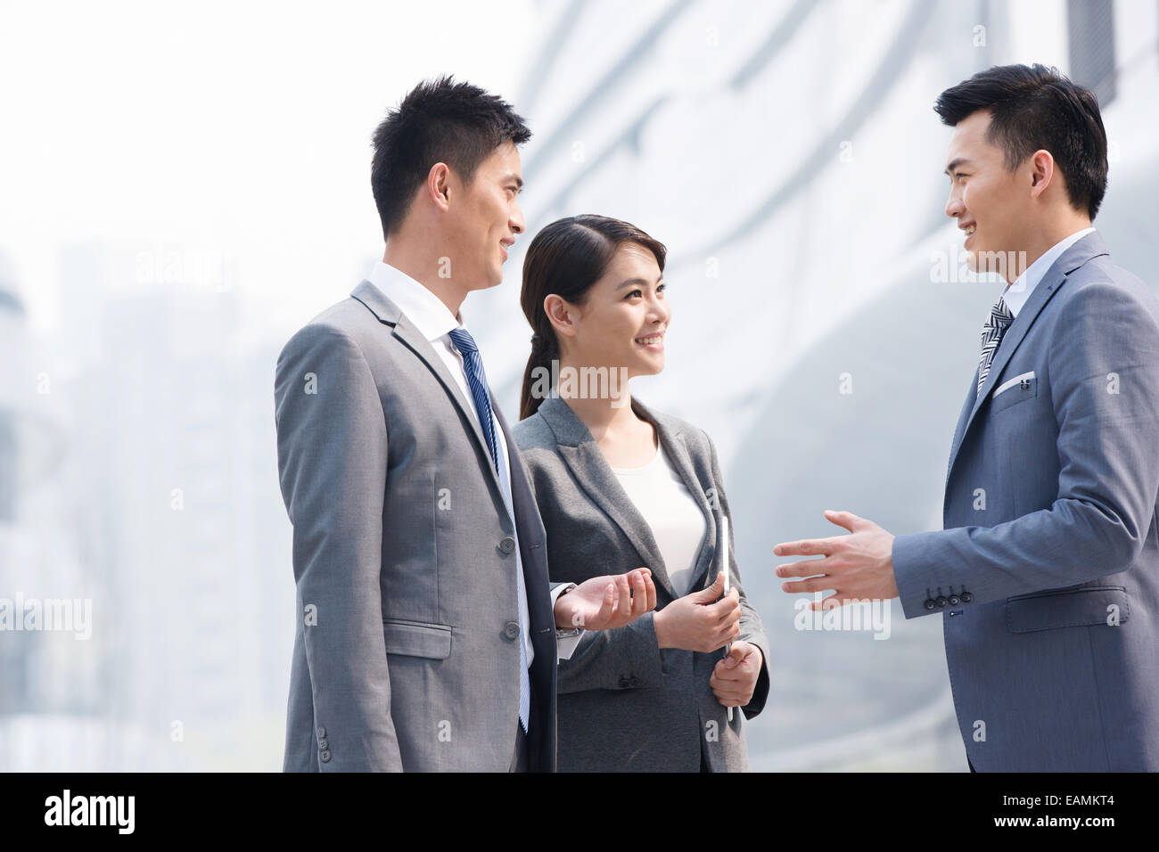Three people talk hi-res stock photography and images - Alamy