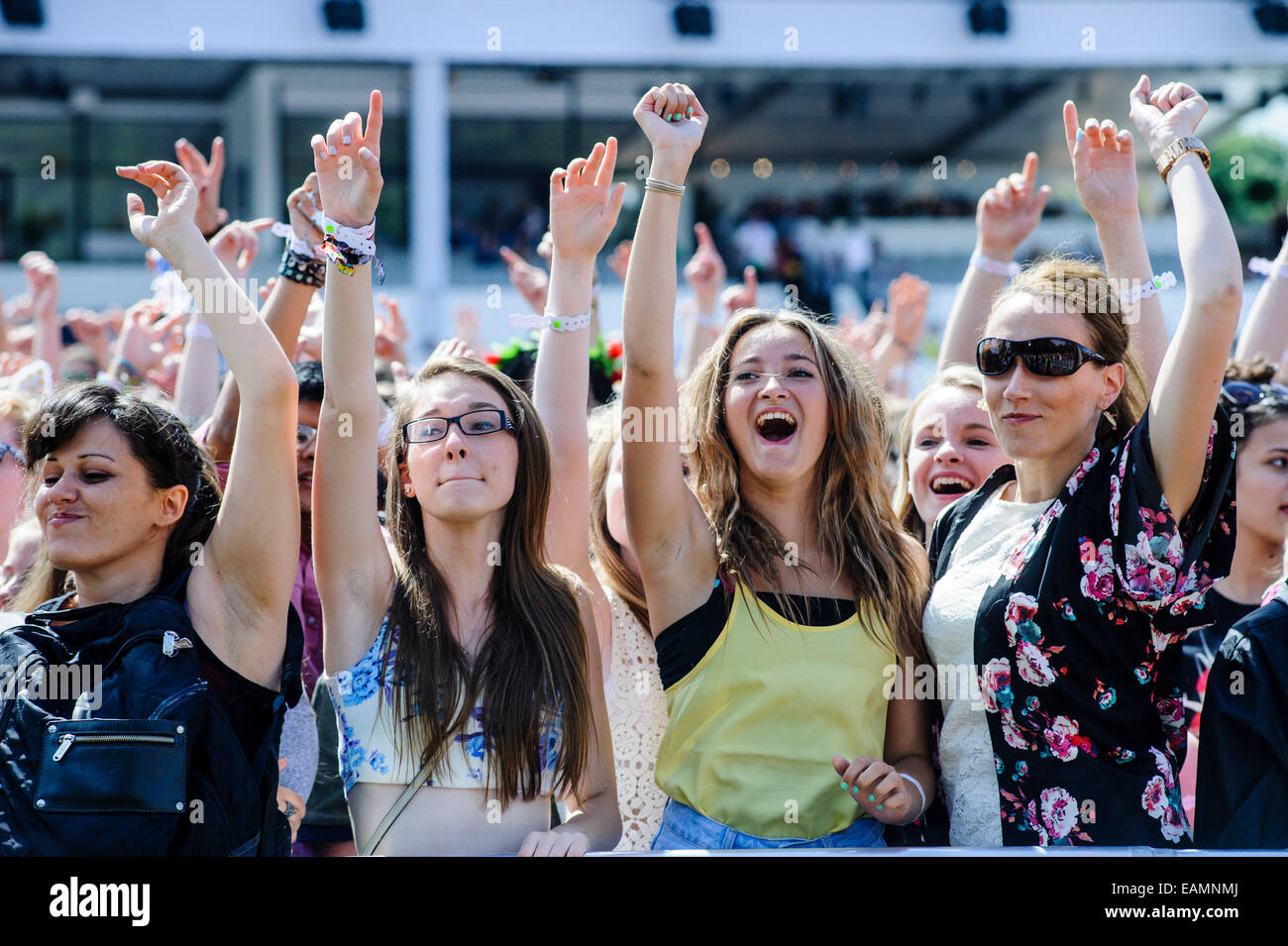 Rock concert stage audience london hi-res stock photography and images ...