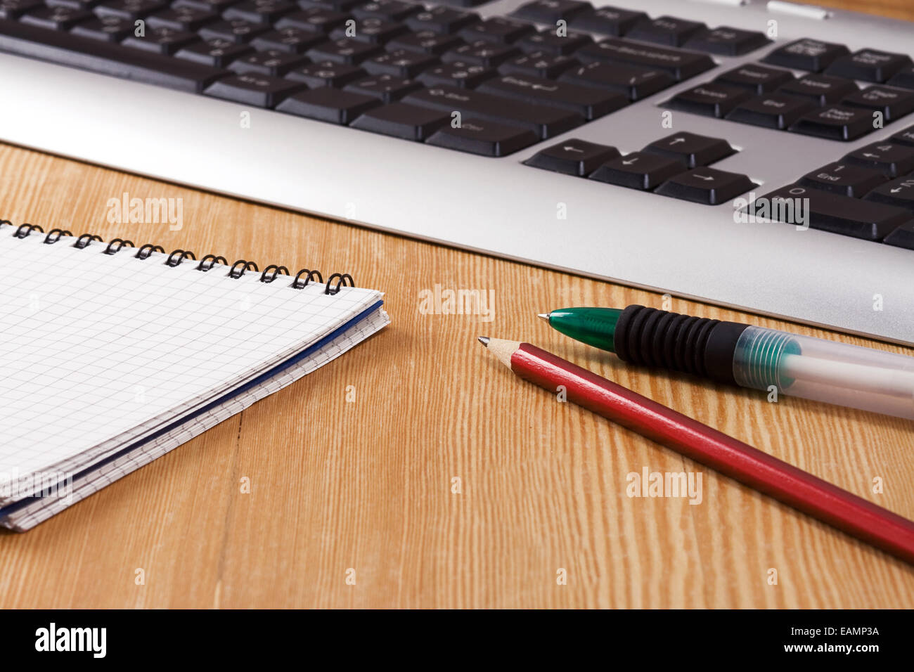 pad, black keyboard and pens Stock Photo - Alamy