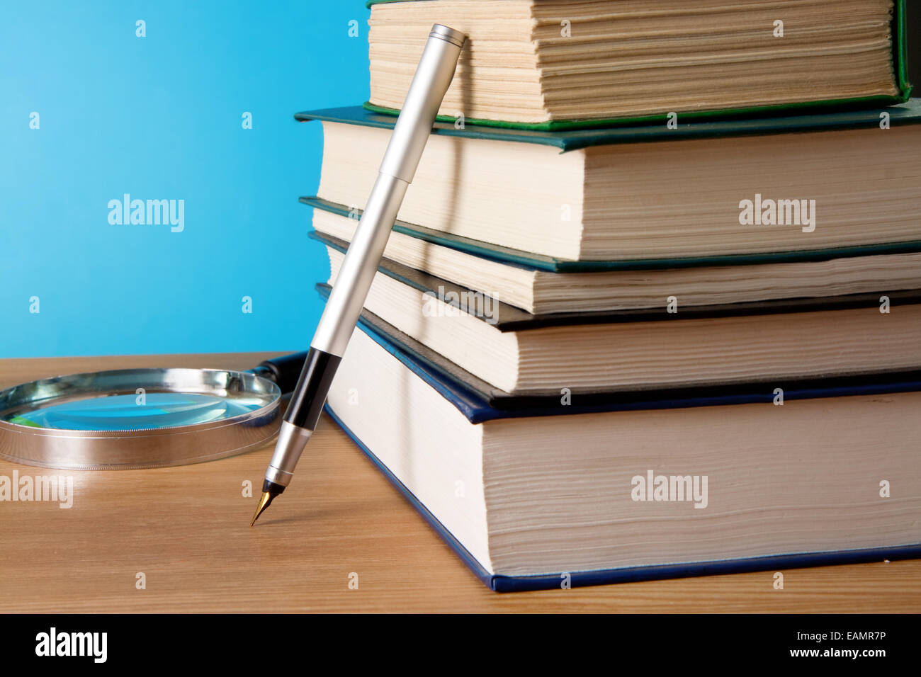 Blank notepad magnifier pencil hi-res stock photography and images - Alamy