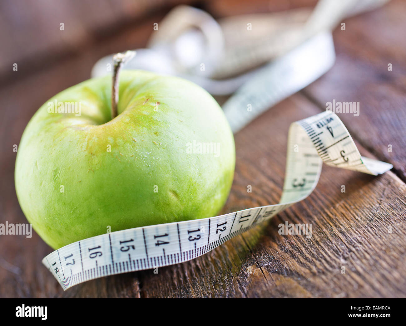 fresh and green apple on the wooden table Stock Photo - Alamy