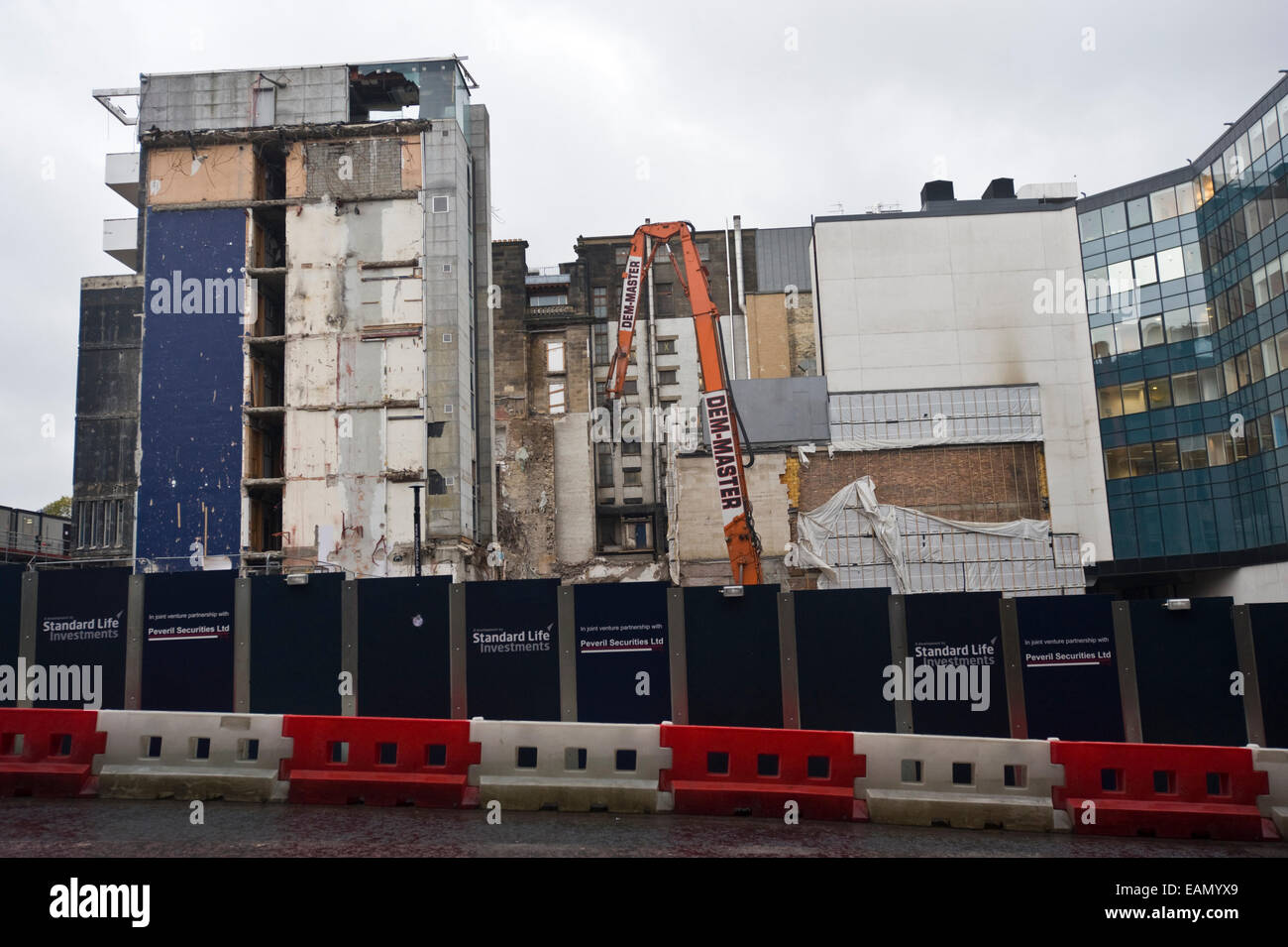 Building being demolished hi-res stock photography and images - Alamy