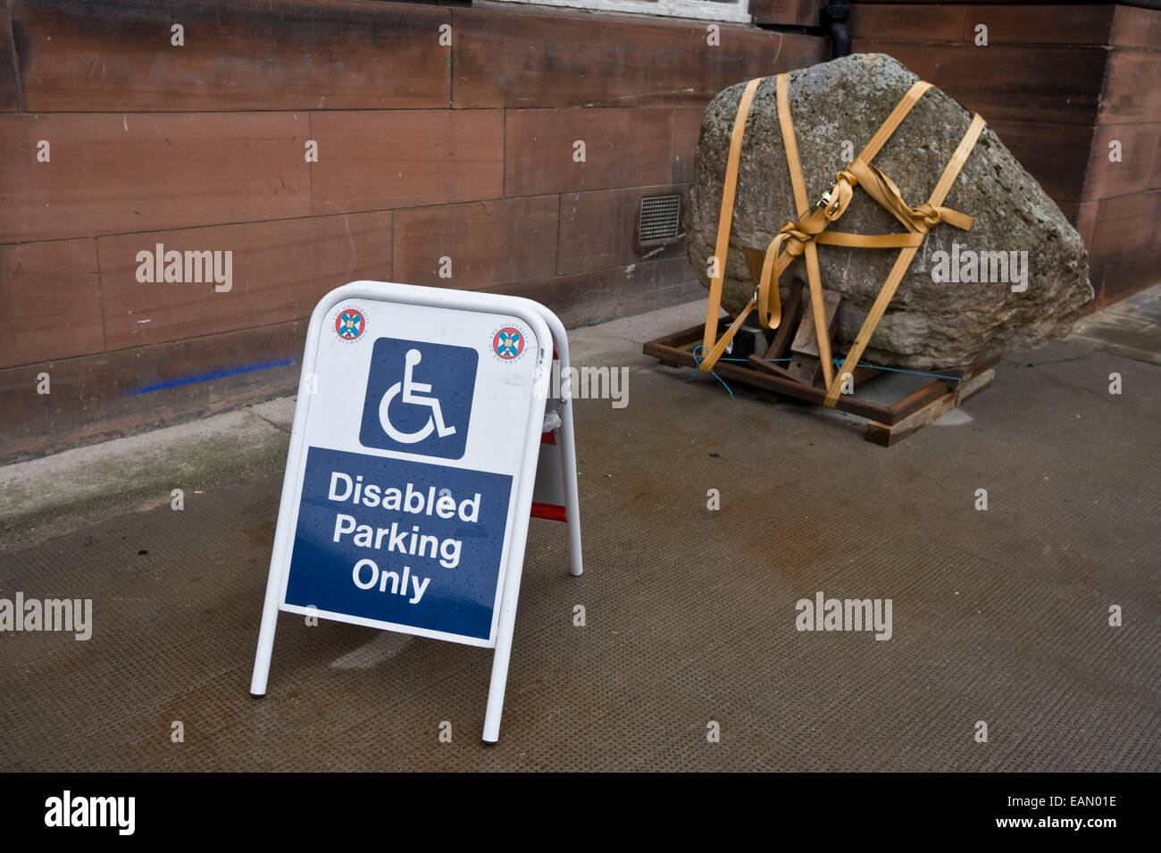 Disabled parking signs hi-res stock photography and images - Alamy