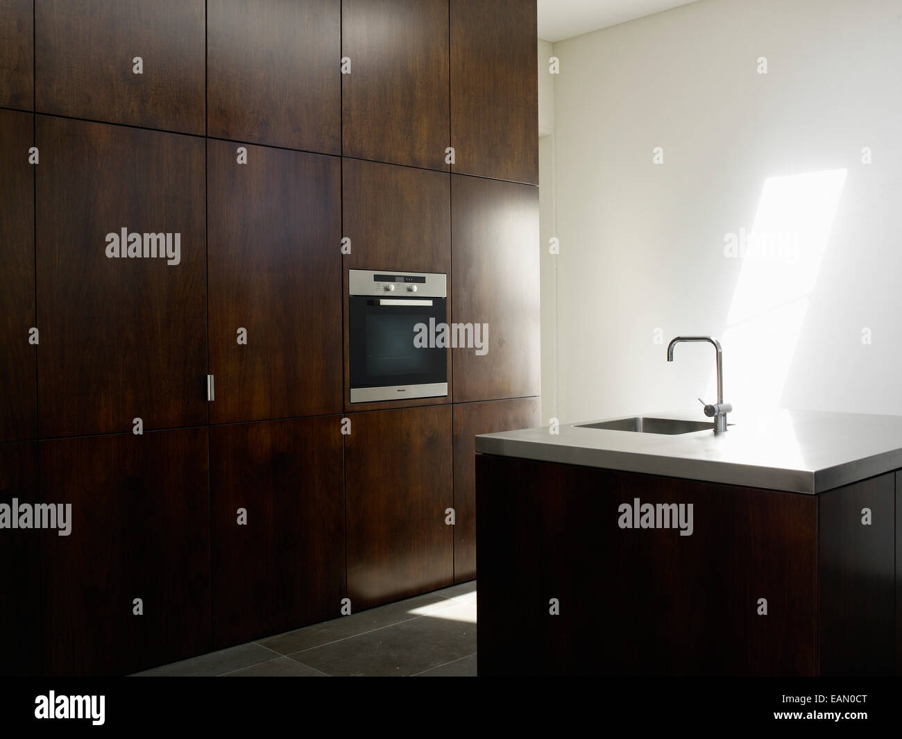 Hob and oven in kitchen island hi-res stock photography and images - Alamy