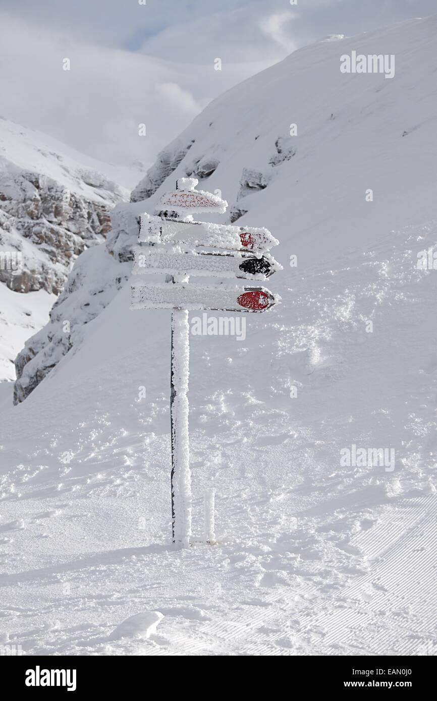 Ski sign board hi-res stock photography and images - Alamy