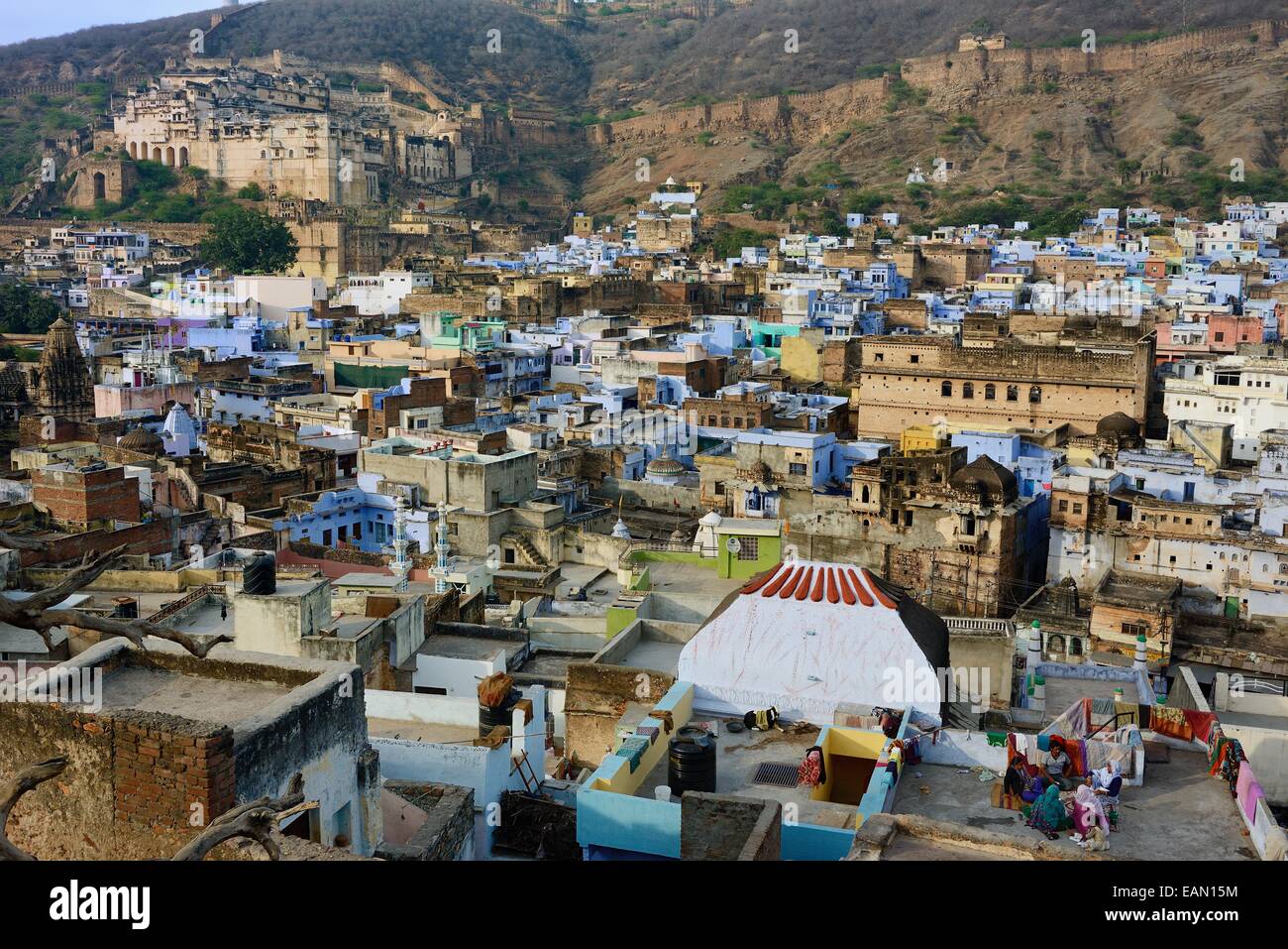 India, Rajasthan, Mewar, Bundi, City Palace in the background, women ...