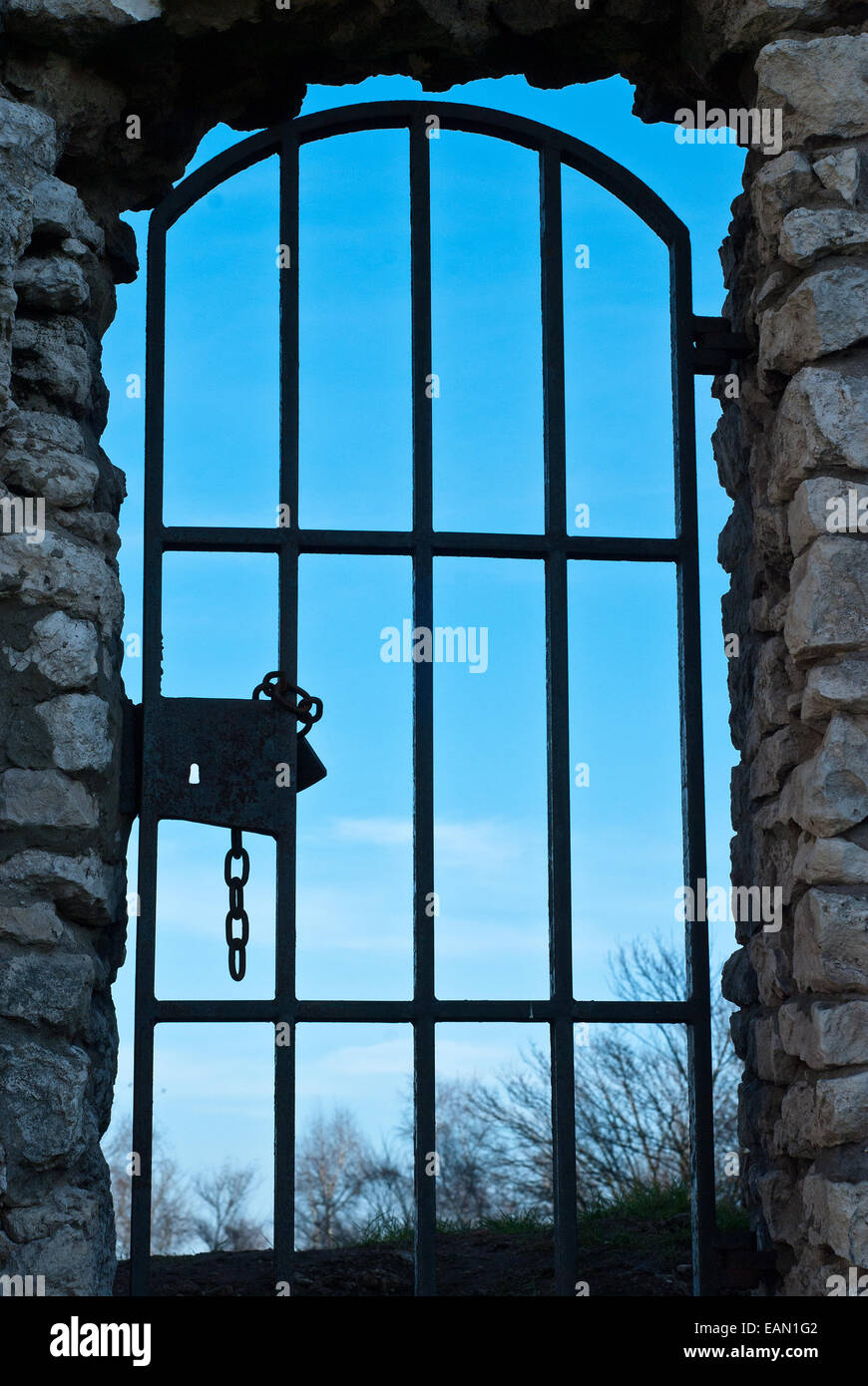 Castle dungeon door hi-res stock photography and images - Alamy