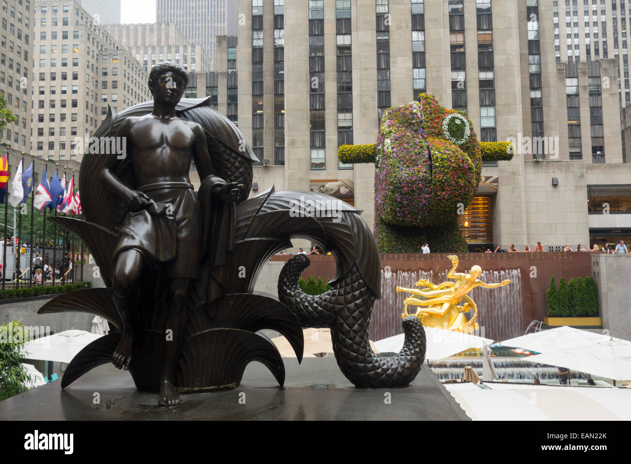 Jeff Koons split rocker topiary at Rockefeller center NYC Stock Photo ...