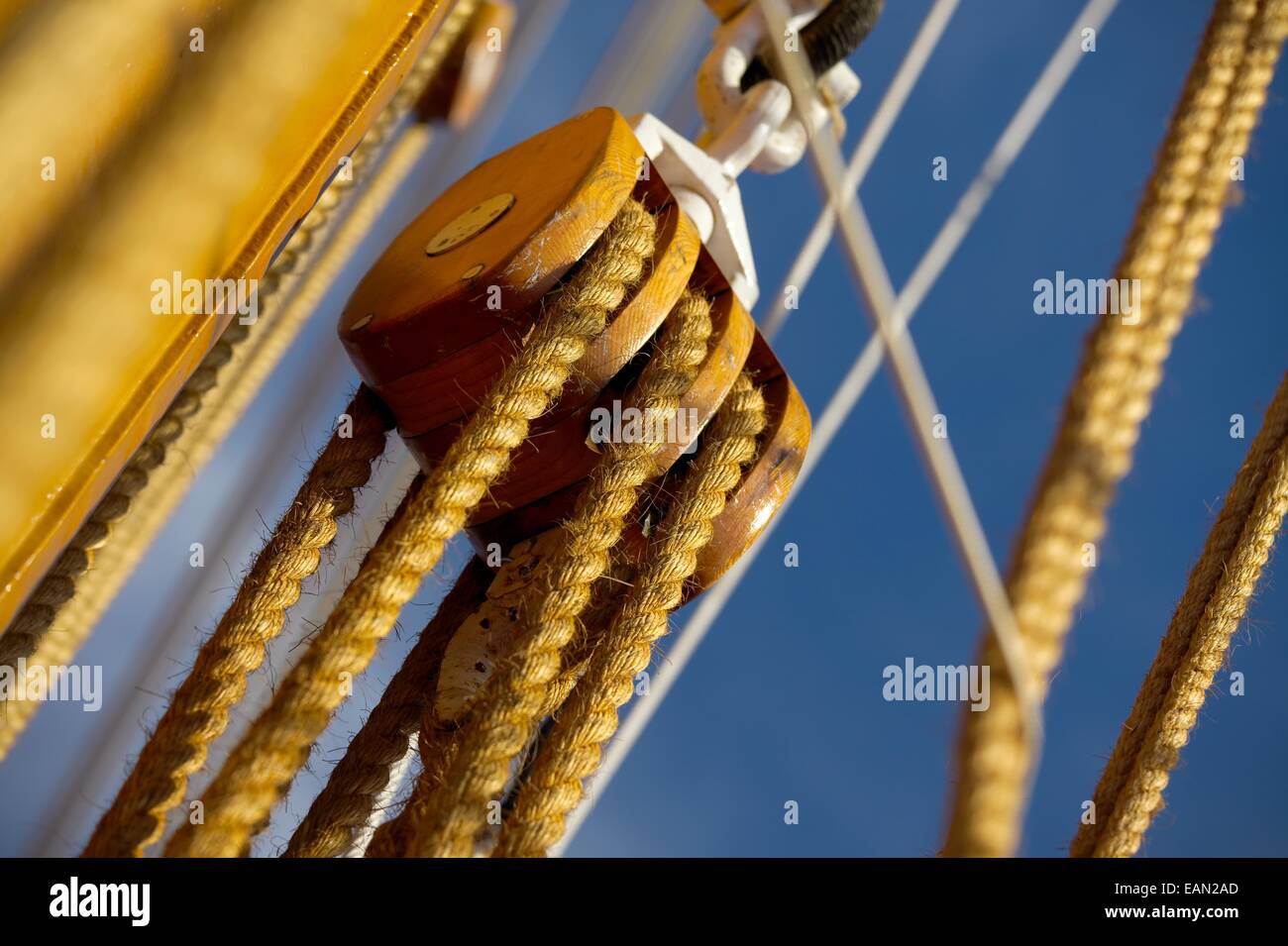 Old sailing ship sail hi-res stock photography and images - Alamy