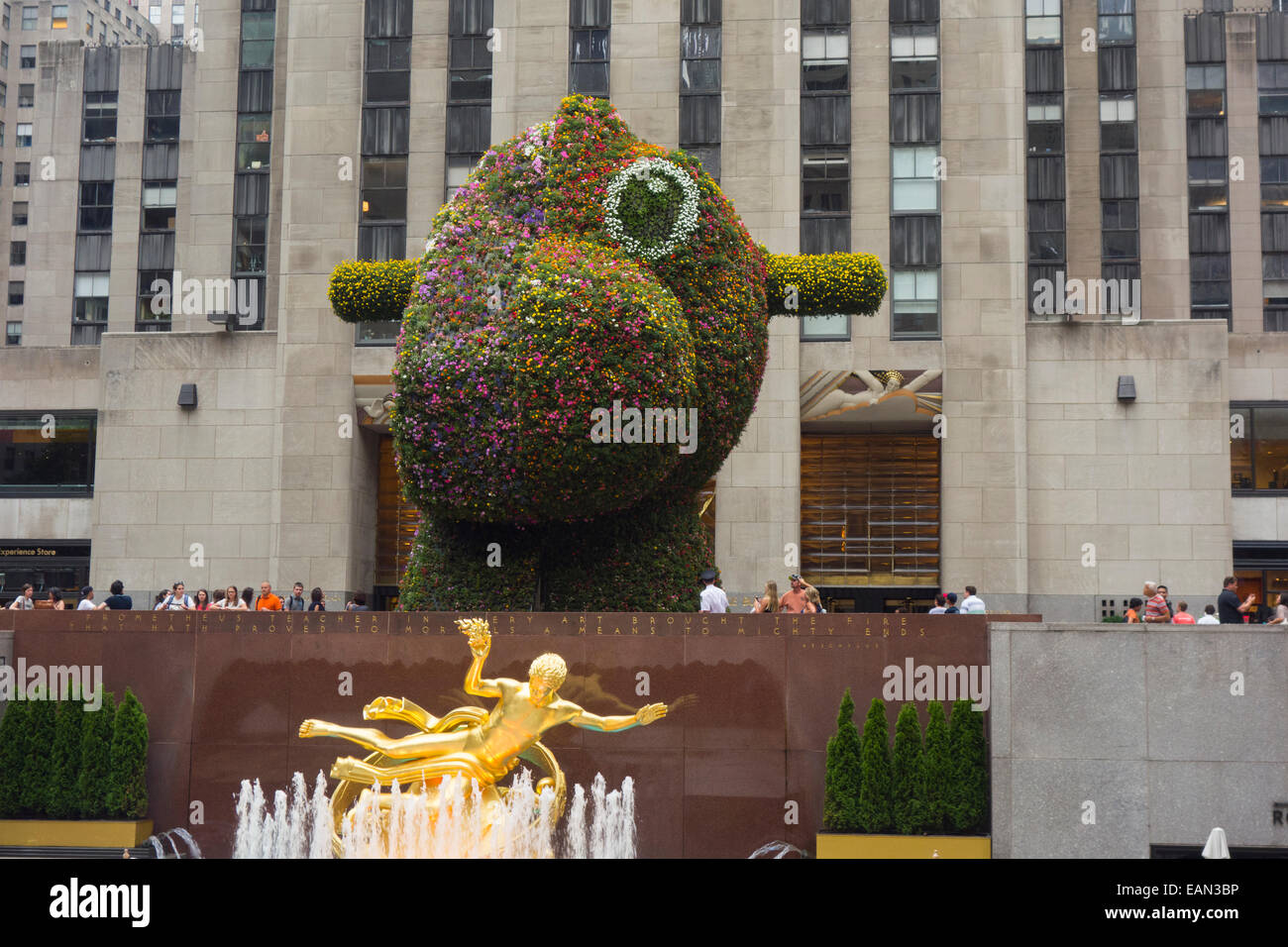 Jeff Koons split rocker topiary at Rockefeller center NYC Stock Photo ...
