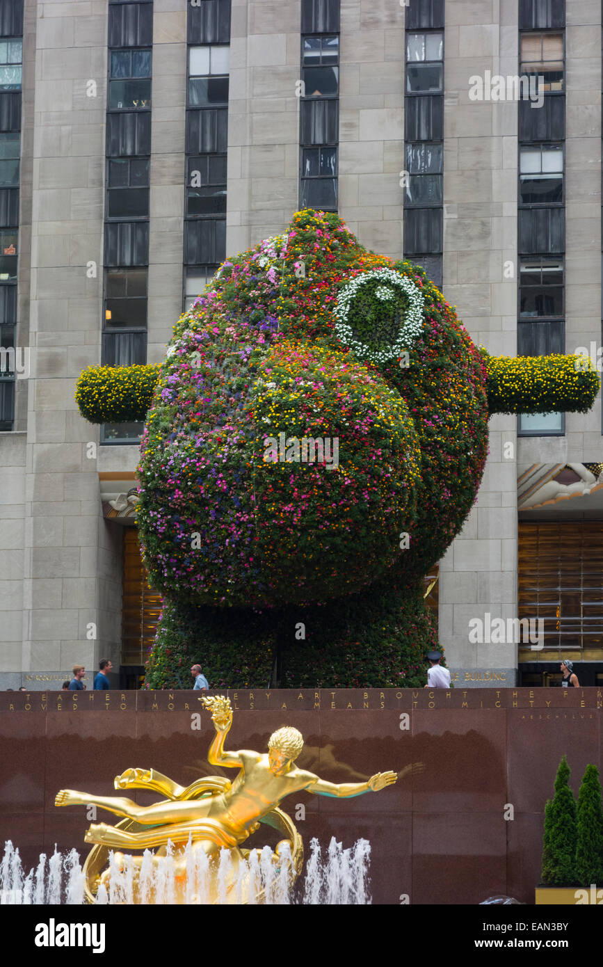 Jeff Koons split rocker topiary at Rockefeller center NYC Stock Photo ...