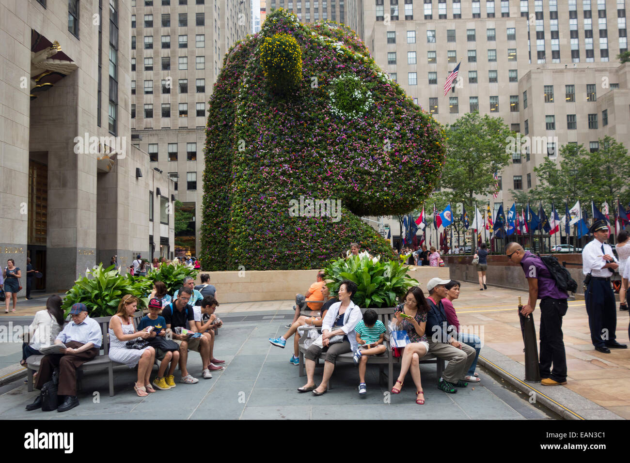Jeff Koons split rocker topiary at Rockefeller center NYC Stock Photo ...