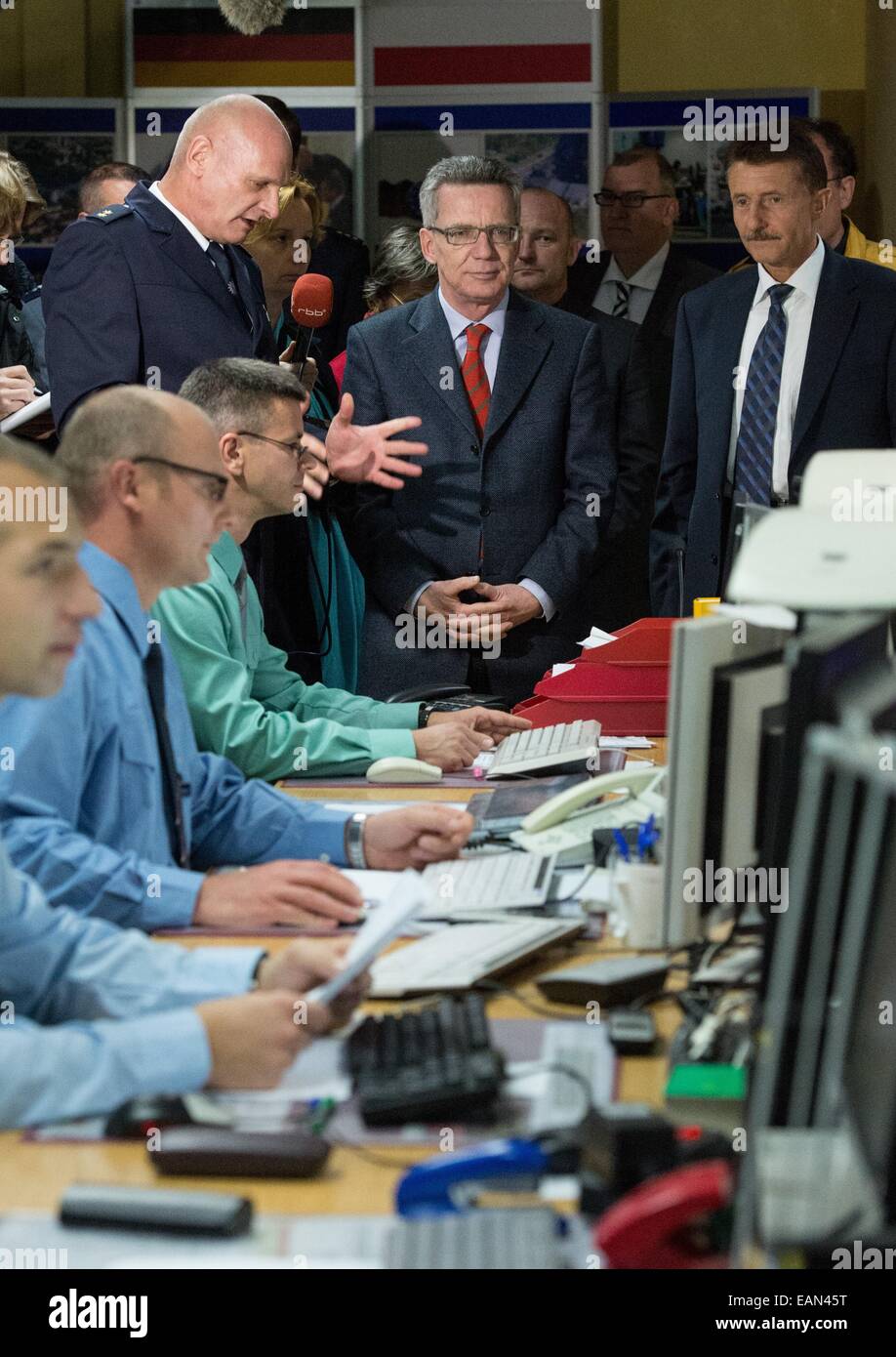 Chief inspector of the German Federal Police, Ulf Buschmann (L-R ...